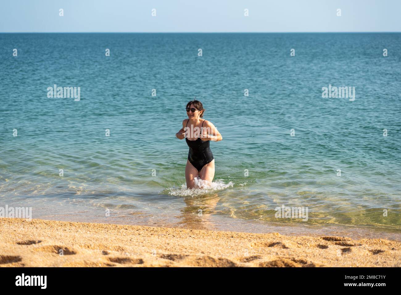 Frau im badeanzug lange beine -Fotos und -Bildmaterial in hoher Auflösung – Alamy