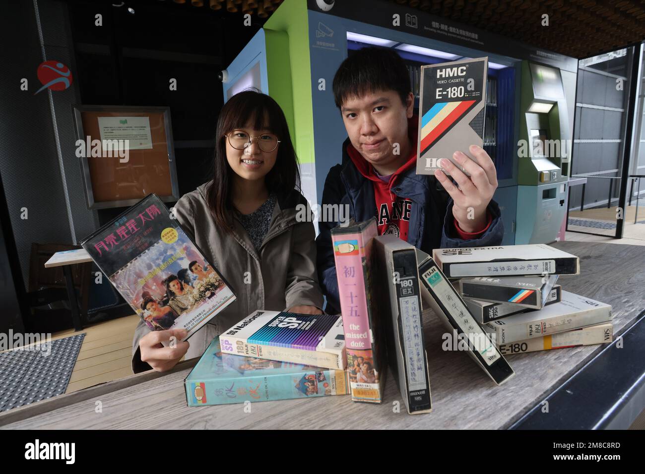 (L bis R) Alice Yip Wai-ching und Samuel Chan Yuk-lam, Mitglieder der ...