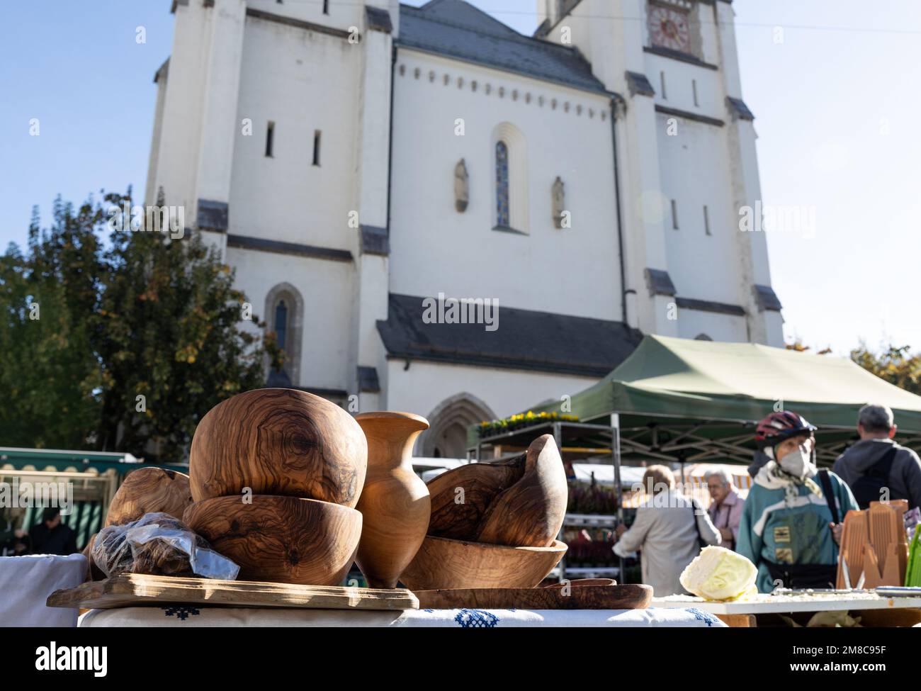ÖSTERREICH, SALZBURG - 13. OKTOBER 2022: Straßenhandel auf dem Mirabell ...