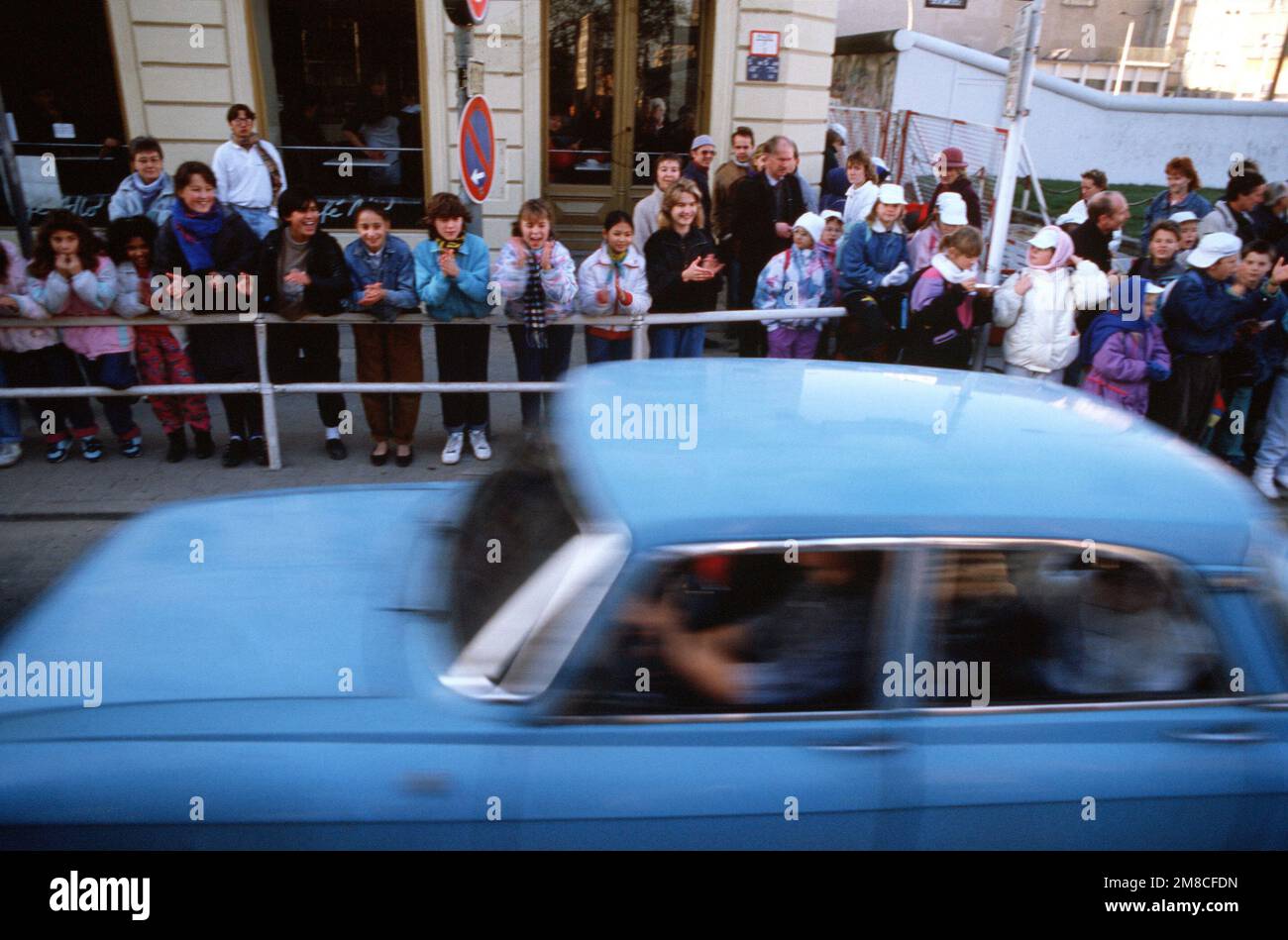 Westdeutsche Kinder applaudieren, wenn ostdeutsche Besucher durch ...
