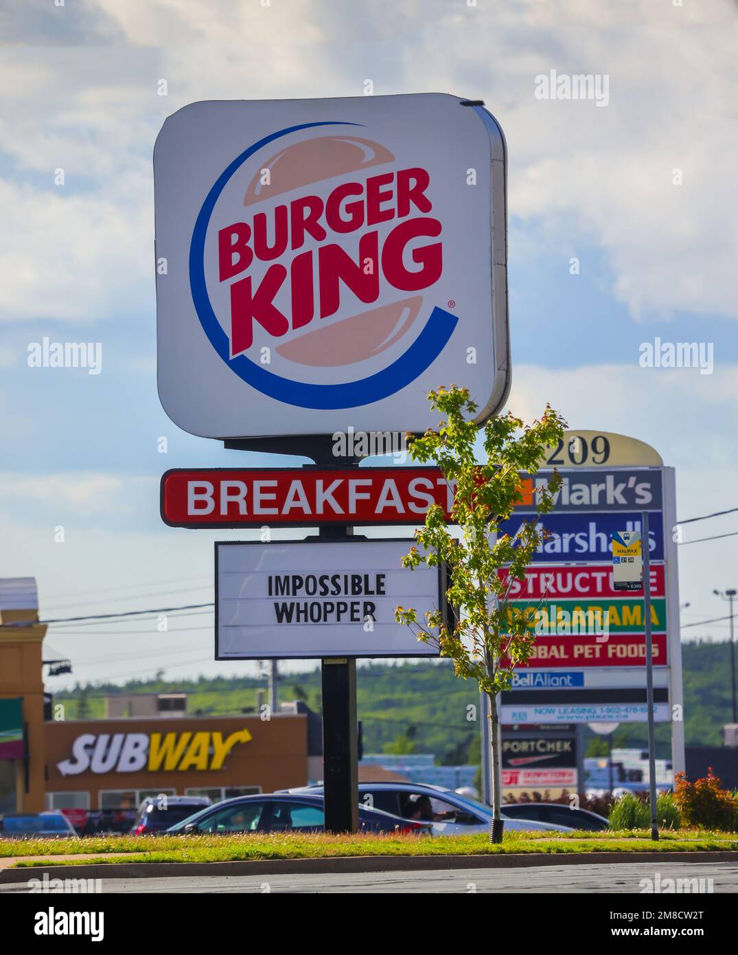 Banner-Schild Für Das Burger King Restaurant. Burger King ist eine ... Banner-Schild Für Das Burger King Restaurant. Burger King ist eine ...