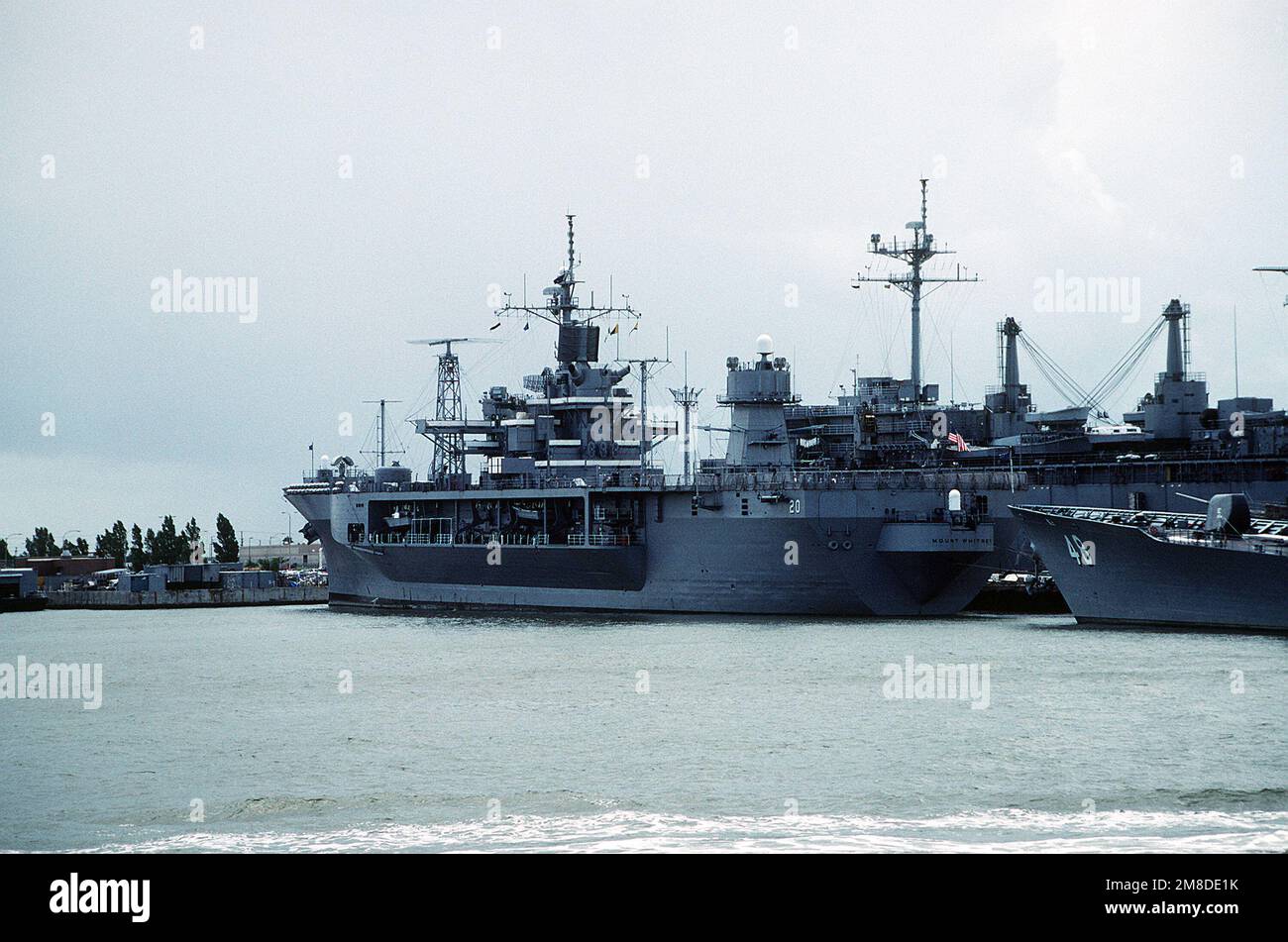 Ein Hafenviertel-Blick auf das amphibische Kommandoschiff USS MOUNT ...