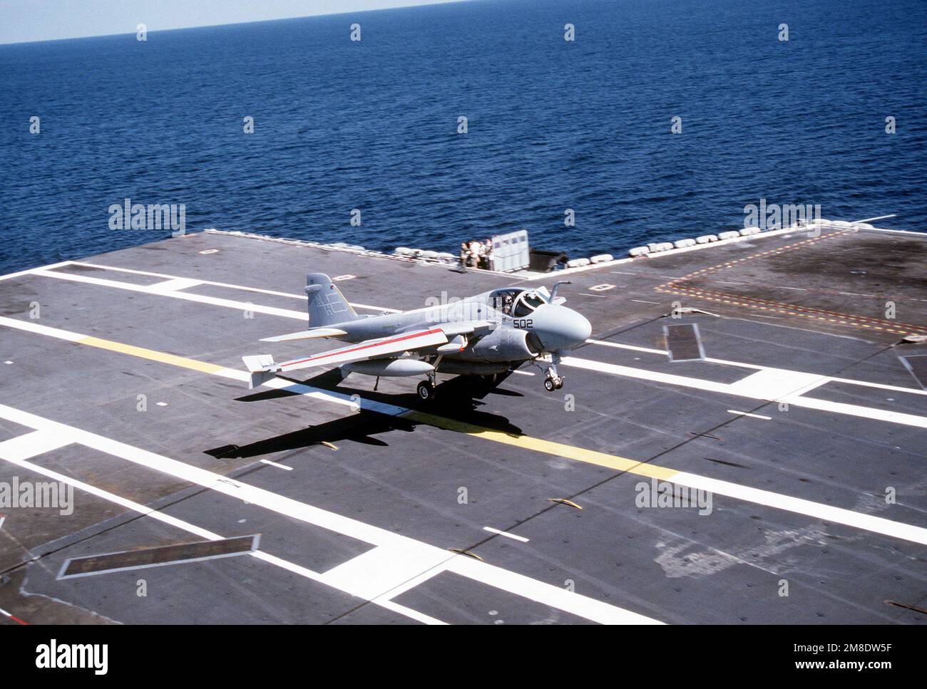 Ein Angriffsgeschwader 95 (VA-95) A-6E Intruderflugzeug landet auf dem ...