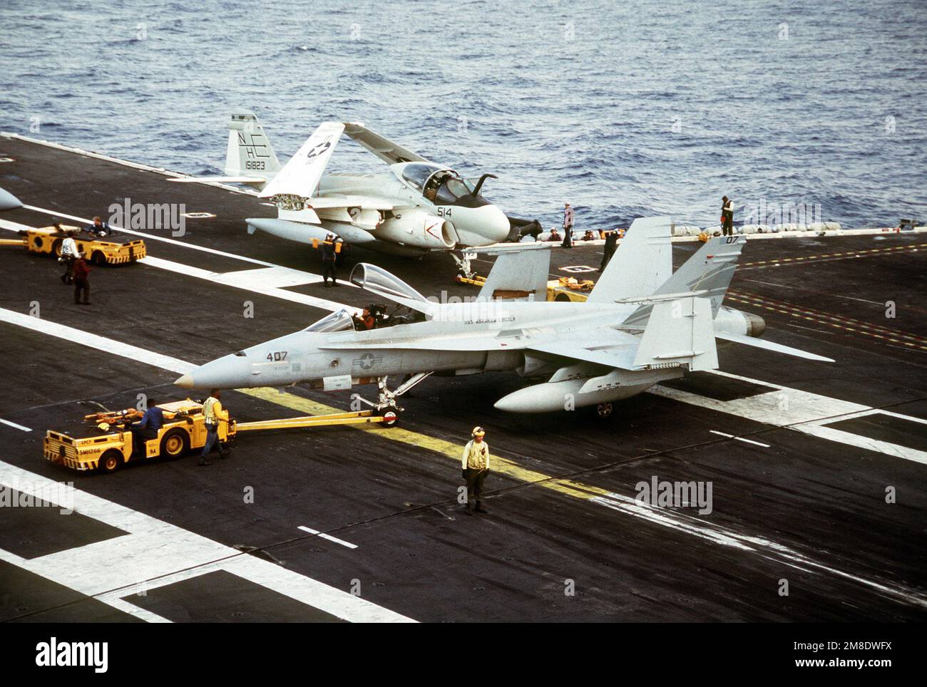 Ein F/A-18A Hornet-Flugzeug des Strike Fighter Squadron 305 (VFA-305 ...