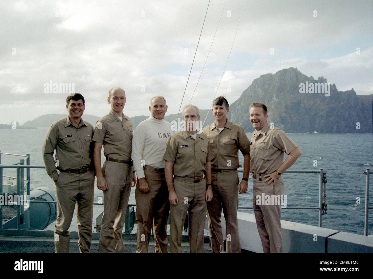 Die sechs CAPTs des nuklearbetriebenen Flugzeugträgers USS ABRAHAM ...