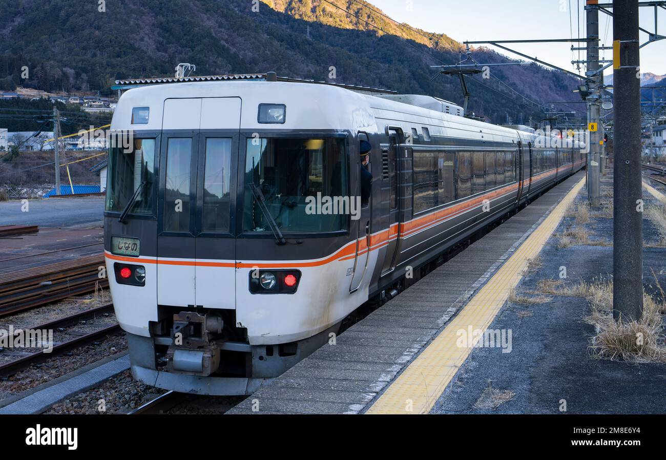 Ein JR Central Shinano Express-Zug fährt vom Bahnhof Nagiso auf der ... Ein JR Central Shinano Express-Zug fährt vom Bahnhof Nagiso auf der ...