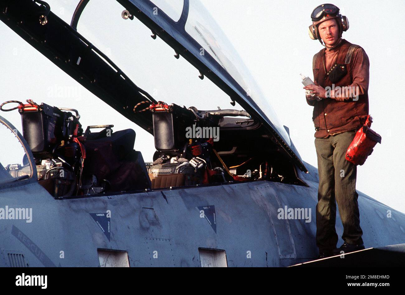 Ein Flugzeugkapitän reinigt während der Operation Desert Storm die Haube eines Kampfgeschwaders ...