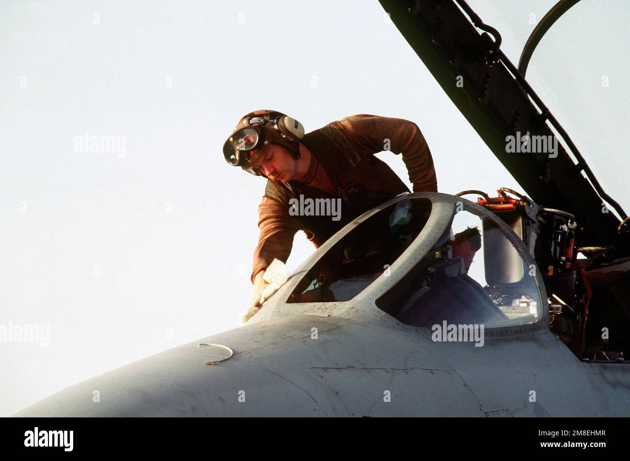 Der Flugzeugkapitän eines Kampfgeschwaders 74 (VF-74) F-14A Tomcat poliert seine ...