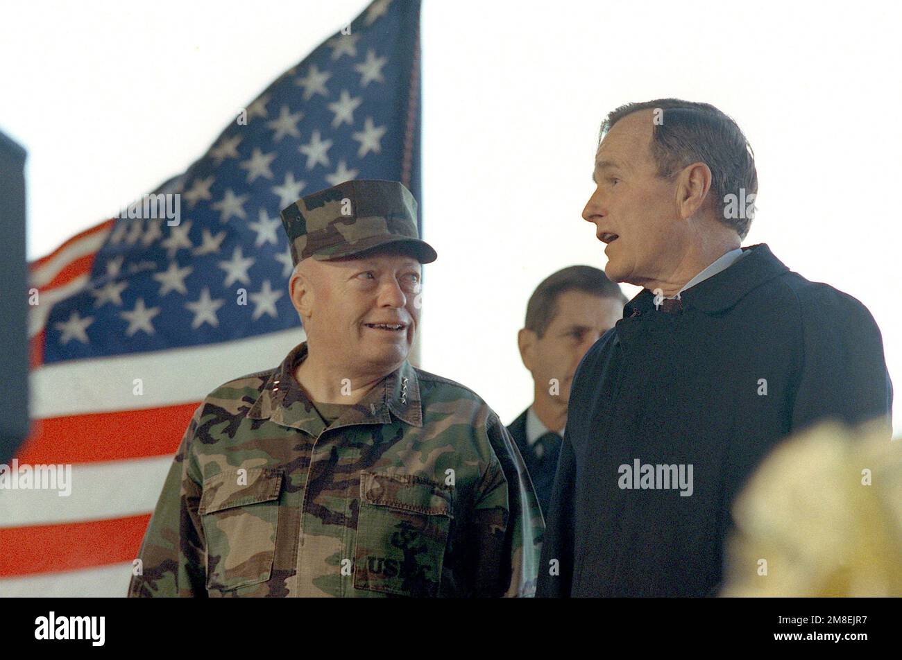 Präsident George H.W. Bush unterhält sich mit GENERAL Alfred M. Gray ...