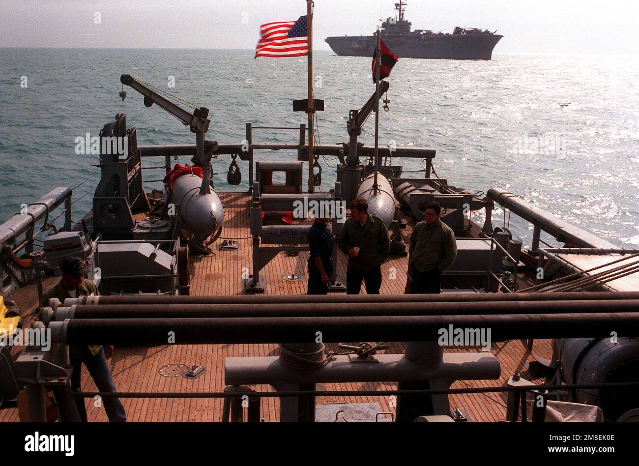 Besatzungsmitglieder machen in der Nähe des Hecks des Meeresminenwebers ...