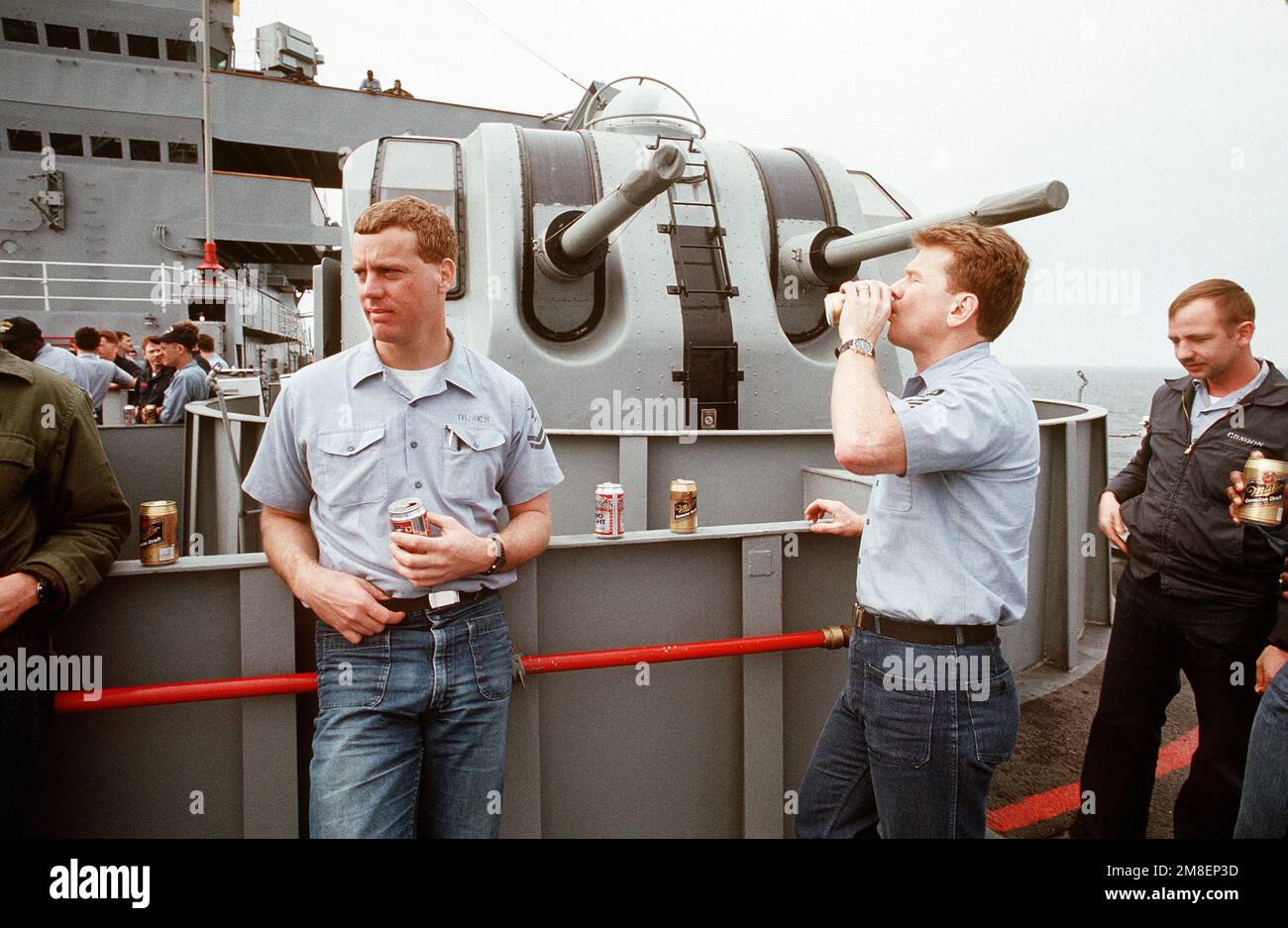 Matrosen an Bord des amphibischen Kommandoschiffs USS BLUE RIDGE (LCC ...