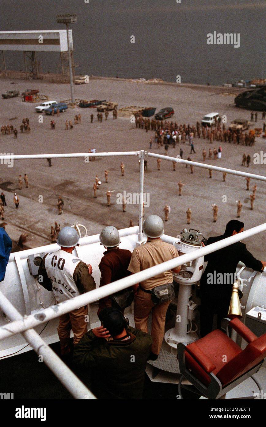 Der kommandierende Offizier des Kommandoschiffs USS LA SALLE (AGF-3 ...