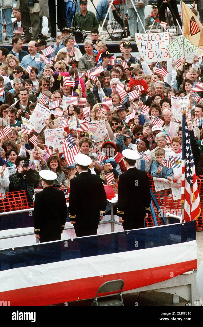 Eine Menge Wohlwollender begrüßt LT. Jeffrey Zaun, LT. Lawrence Slade ...