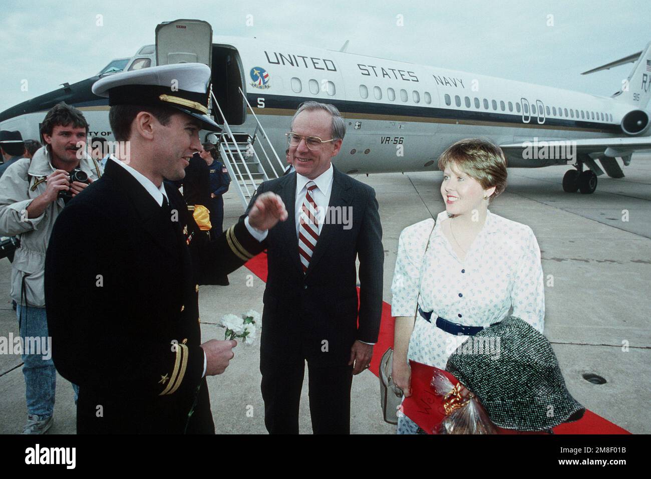 Der Sekretär der Marine, H. Lawrence Garrett III. Lächelt als ...