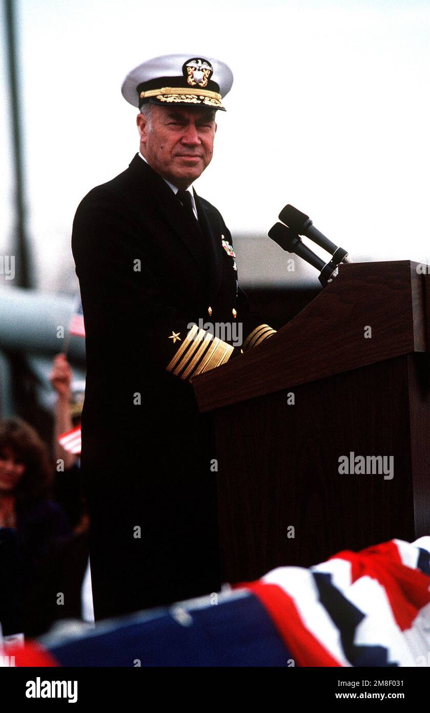 Frank B. Kelso II., LEITER der Marineeinsätze, spricht bei einer ...