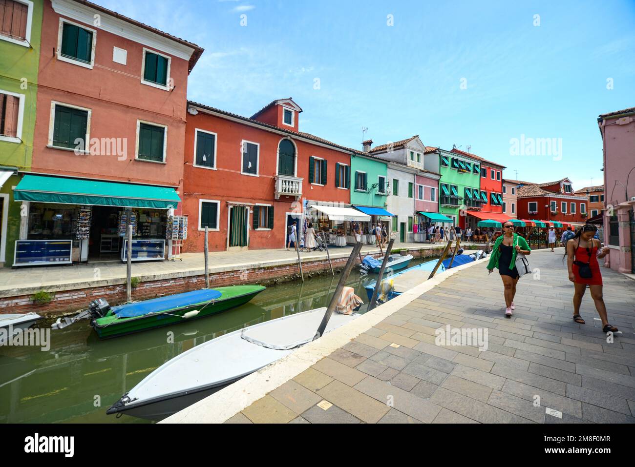 BURANO ISLAND, VENEDIG, ITALIEN - 4. JULI 2022: Touristen unter den ...