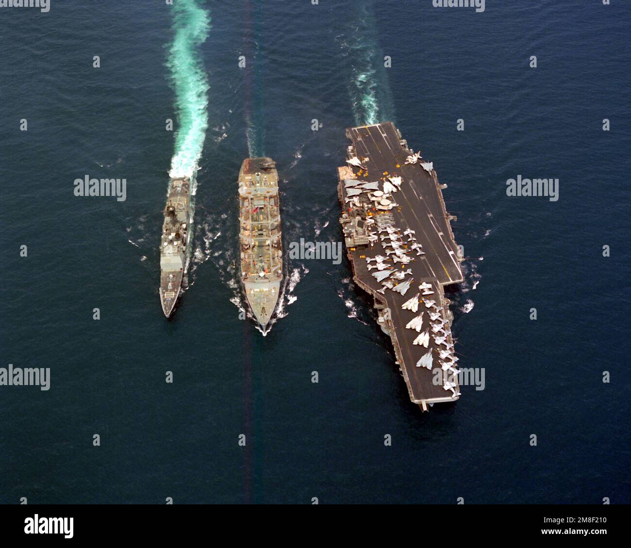 Eine Draufsicht über dem Bug des Nachfüllölers USS KANSAS CITY (AOR-3 ...