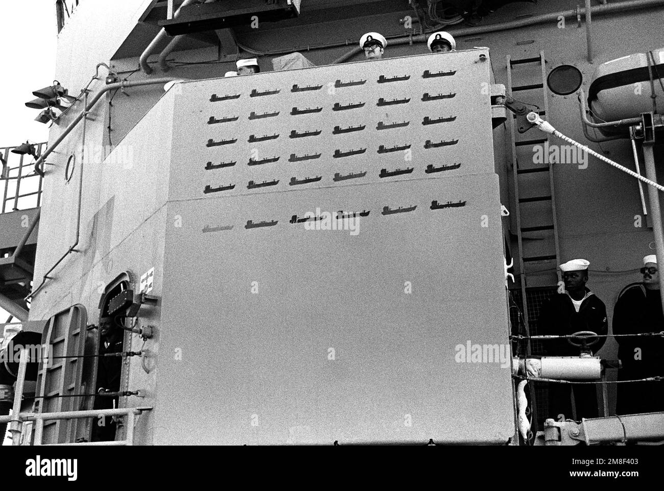 Besatzungsmitglieder an Bord des geführten Raketenkreuzers USS BIDDLE ...