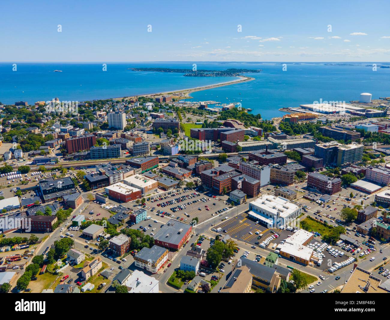 Das historische Stadtzentrum von Lynn aus der Vogelperspektive mit Nahant Beach im Hintergrund ...