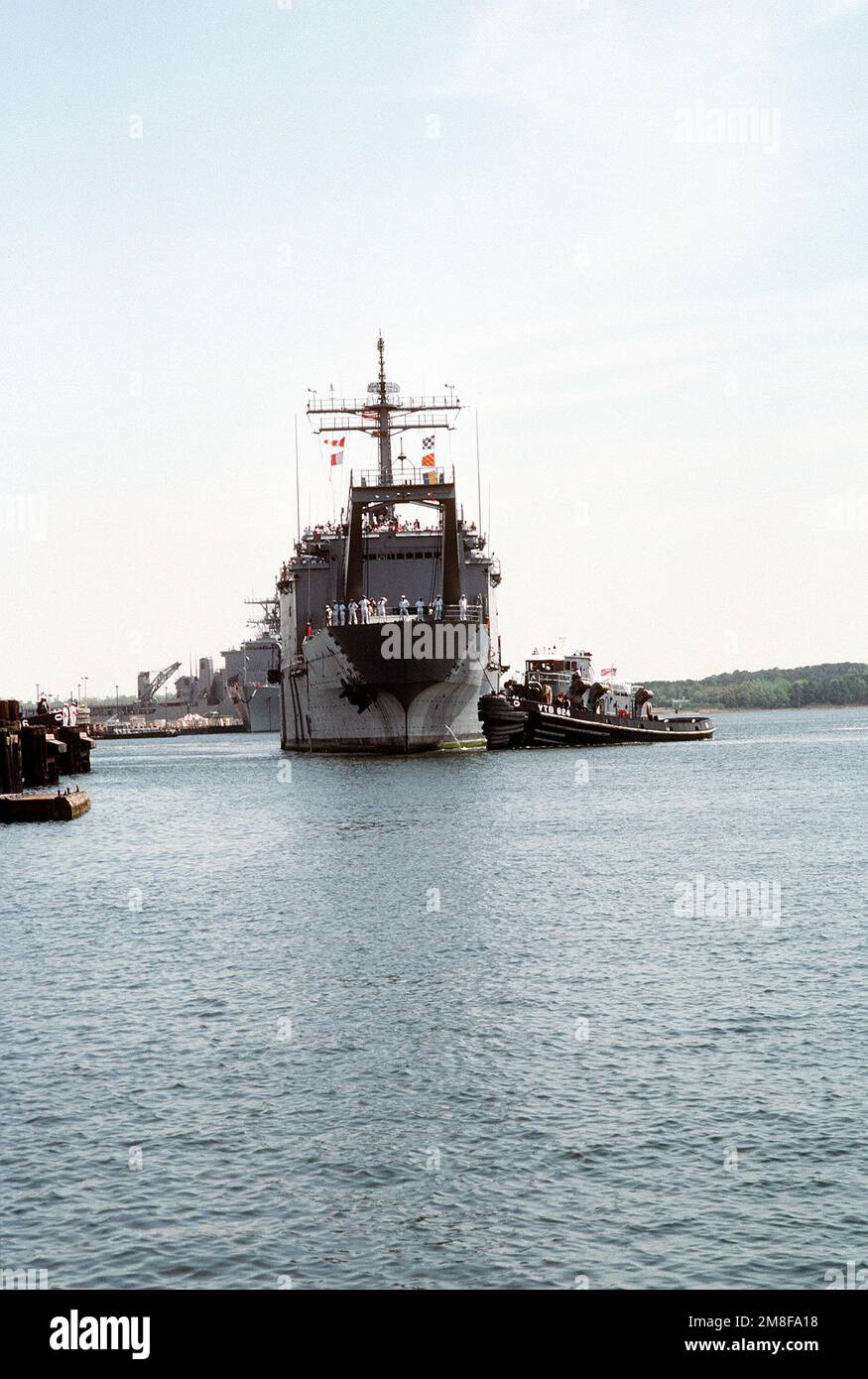 Der große Hafenschlepper SANTAQUIN (YTB-824) trägt dazu bei, das ...