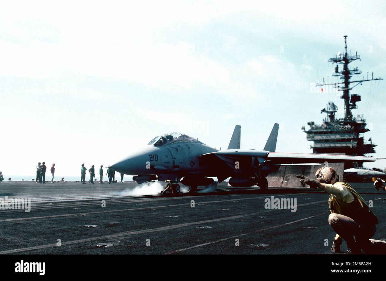 Ein Katapult-Offizier an Bord des Flugzeugträgers USS AMERICA (CV-66 ...