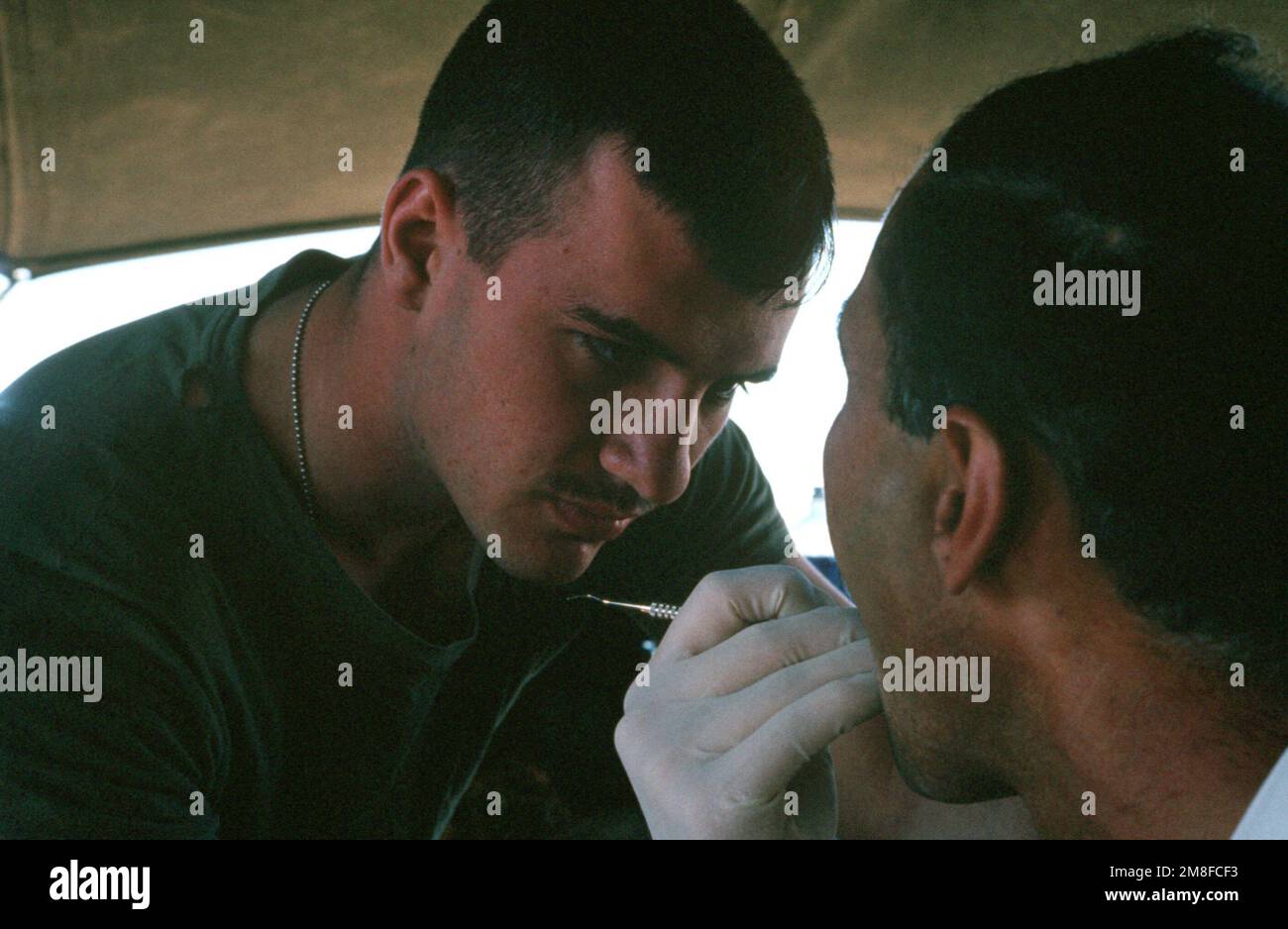 Dr. (LT) Donald R. Ratliff, Zahnarzt der 24. Marine Expeditionary Unit ...