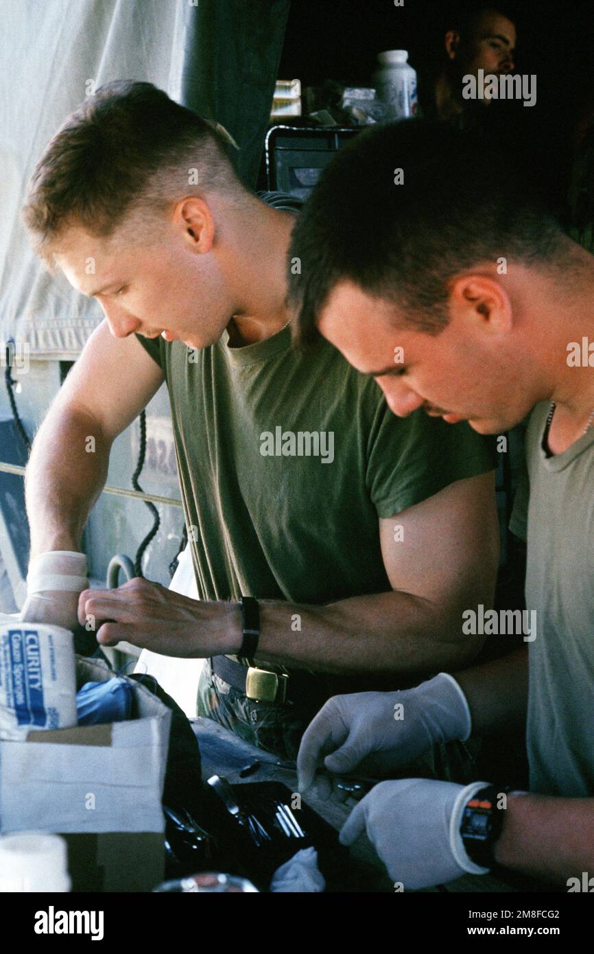 Dr. (LT) Donald R. Ratliff und Hospitalman 1. Klasse Charlie Alva, ein ...