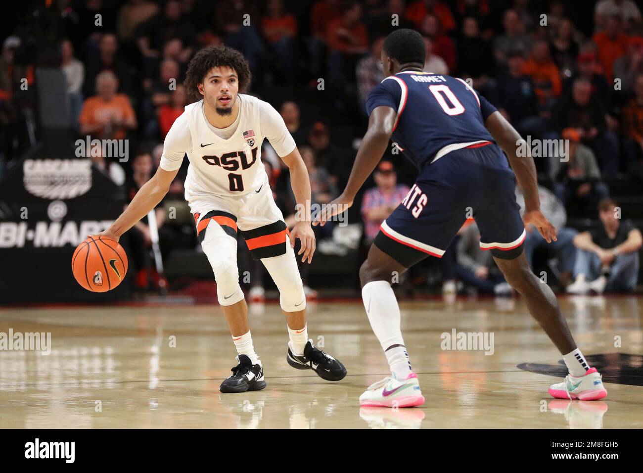 Oregon State guard Jordan Pope (0) faces off with Arizona guard ...