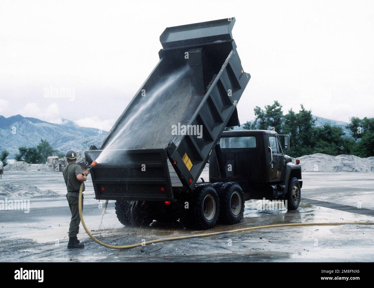 Ein Seabee saugt aus dem Bett eines Kipplasters, der zur Säuberung der ...