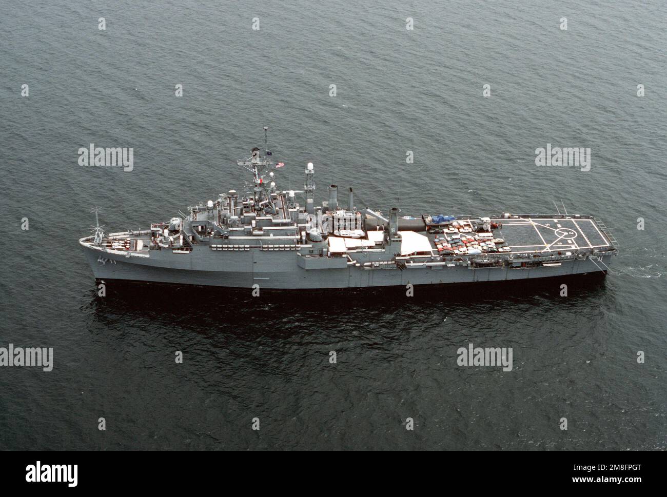 Eine Deckenansicht des verschiedenen Flaggschiffs USS CORONADO (AGF-11), während sich das Schiff ...