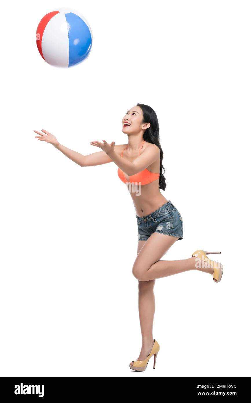 Junge frau steht am strand Ausgeschnittene Stockfotos und -bilder - Alamy