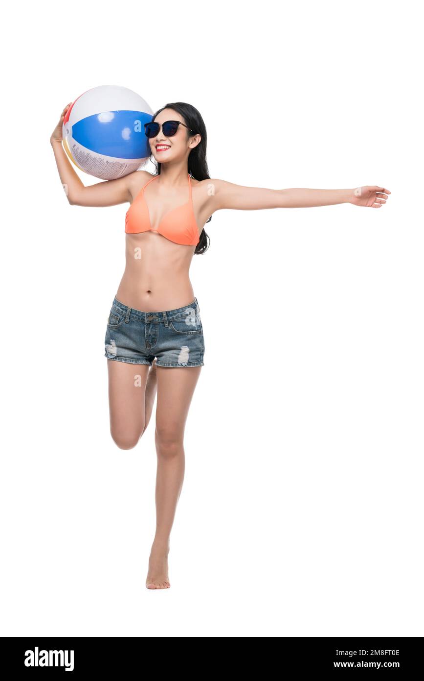 Junge frau steht am strand Ausgeschnittene Stockfotos und -bilder - Alamy