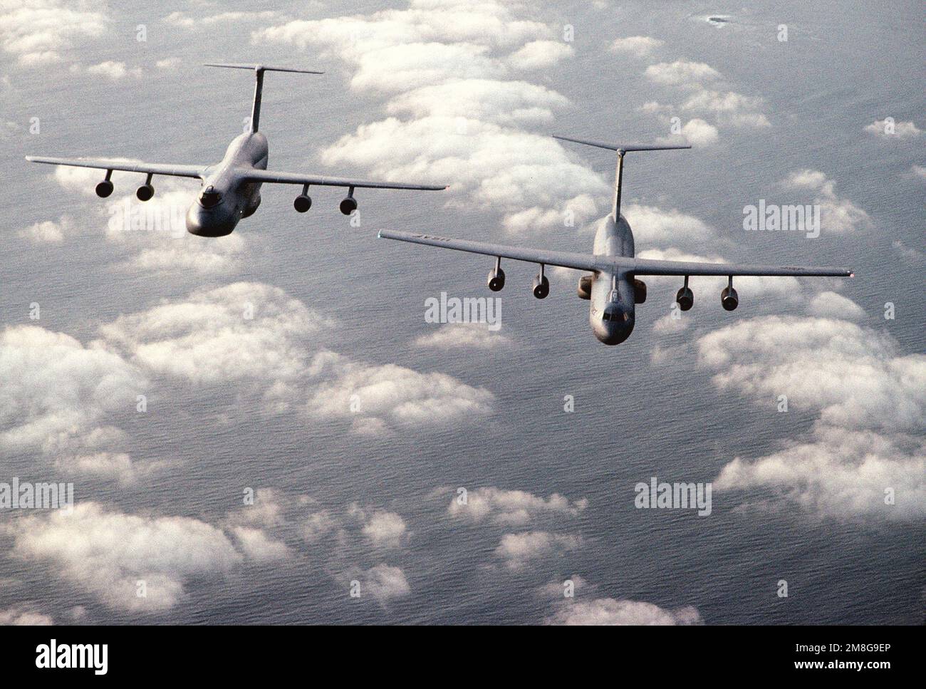 Ein 75. Airlift-Geschwader (75. AS) C-5B Galaxy-Flugzeug, links, und ...