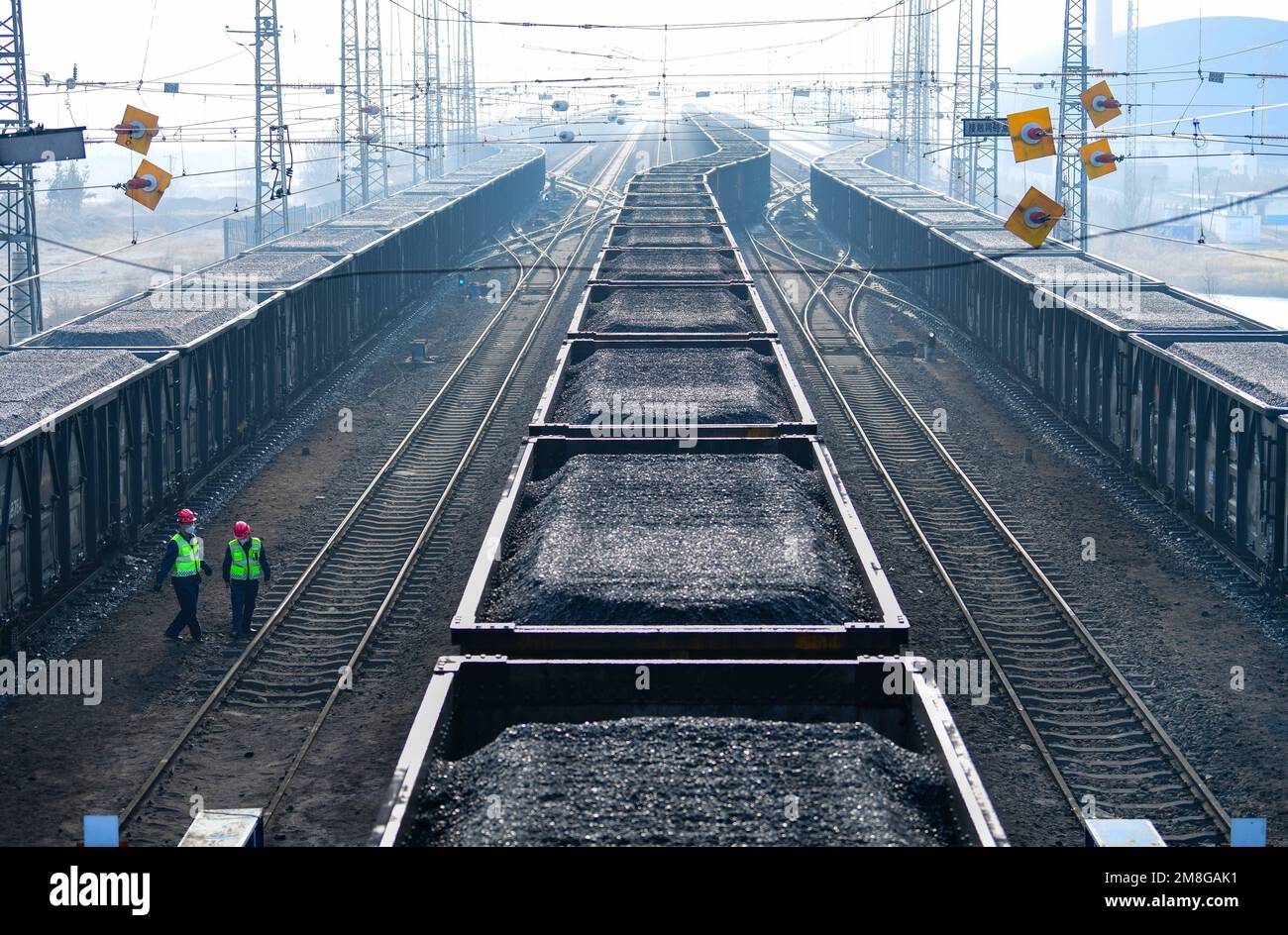 ORDOS, CHINA - 14. JANUAR 2023 - Kohlezüge warten auf den Transport im ...