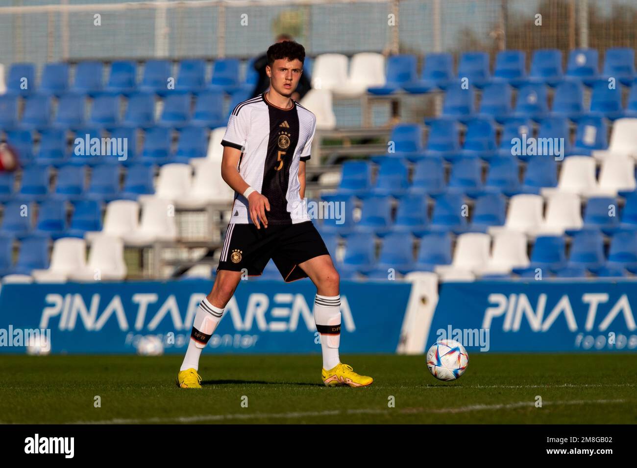 EGOR GREBER aus Deutschland kämpft während des Spiels um den Ball ...