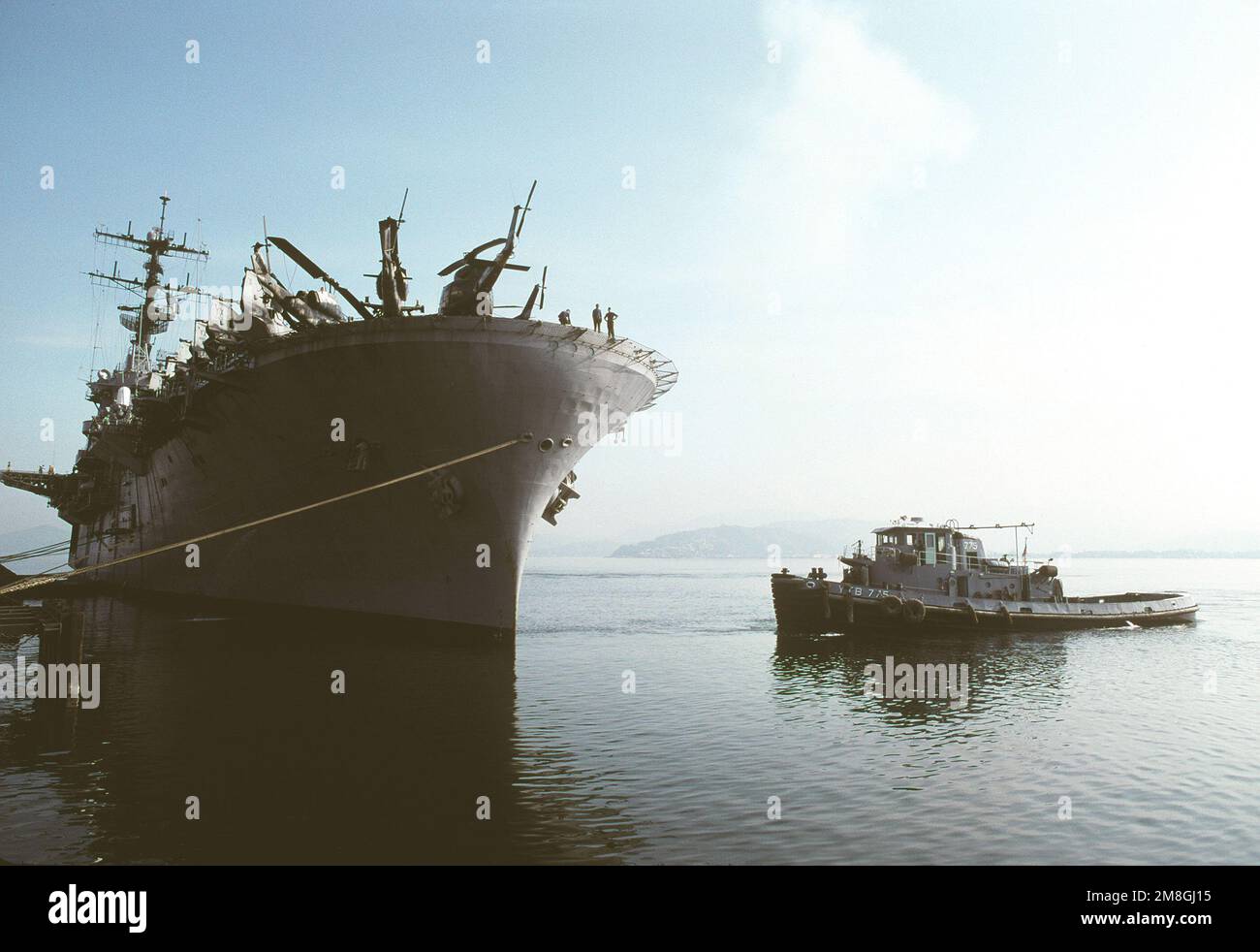 Der große Hafenschlepper WAUWATOSA (YTB-775) steht nach dem Manövrieren des Amphibienschiffs USS ...