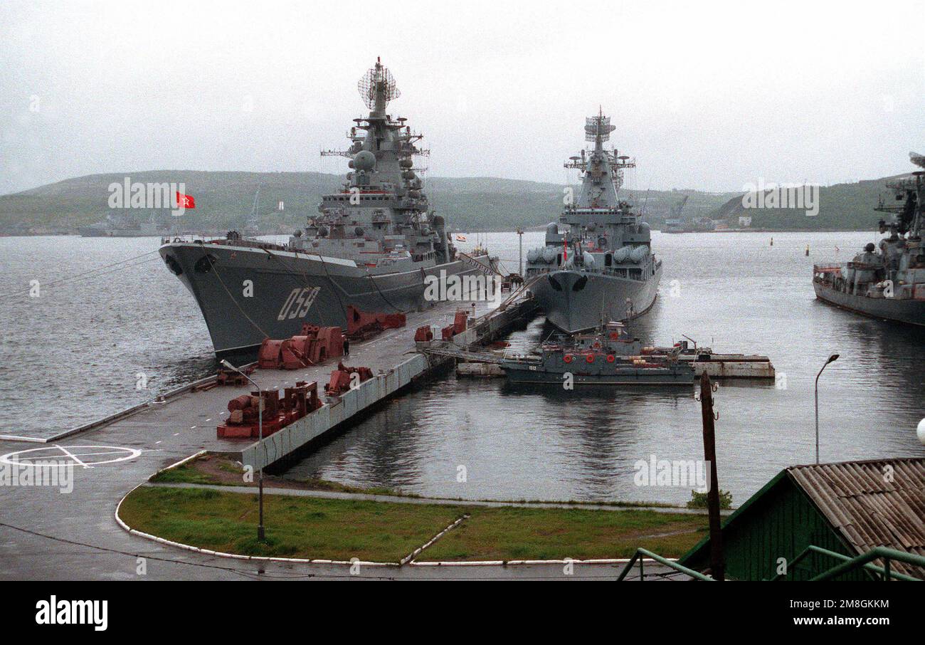 Ein Blick auf den Hafen des russischen nuklearbetriebenen geführten ...