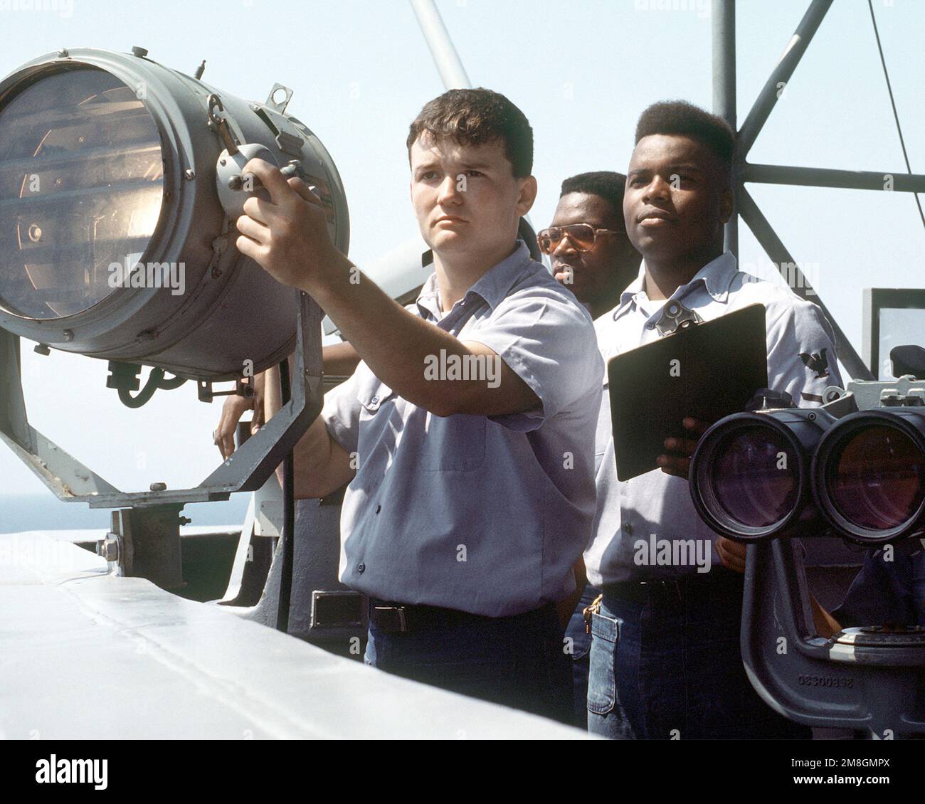 Die Schilder auf dem Flugzeugträger USS SARATOGA (CV-60) kommunizieren ...
