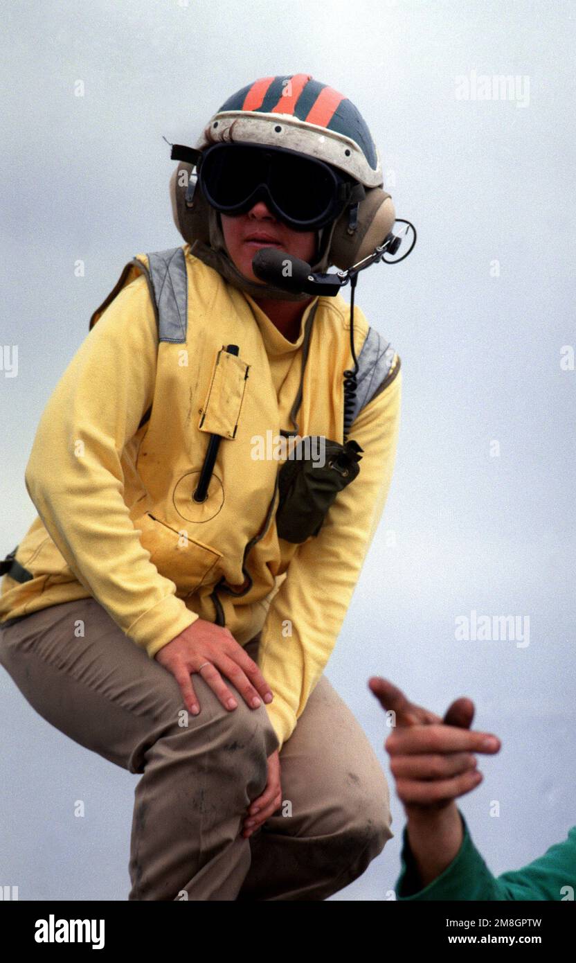 LT Robin A. Erichsen, einer von vier Katapult-Offizieren auf dem ...
