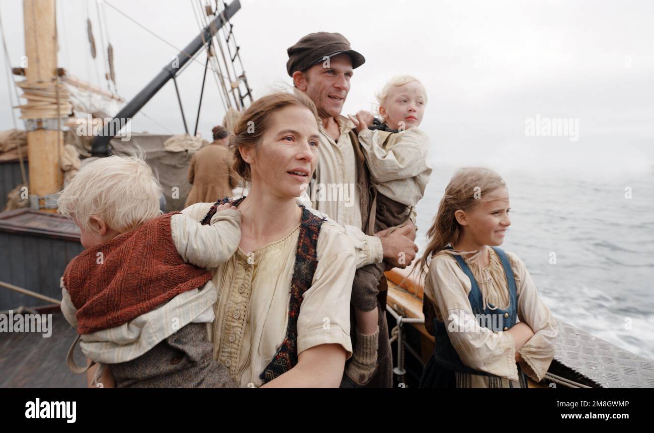 GUSTAF SKARSGARD und LISA CARLEHED bei DEN EMIGRANTEN (2021 ...