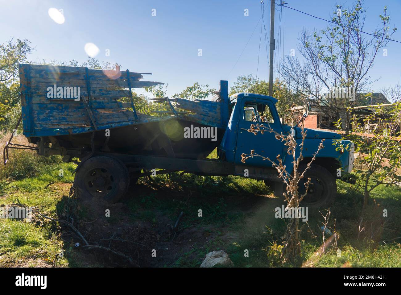 Auf Dem Land. Beschädigter Stapler nach dem Beschießen. Krieg in der ...