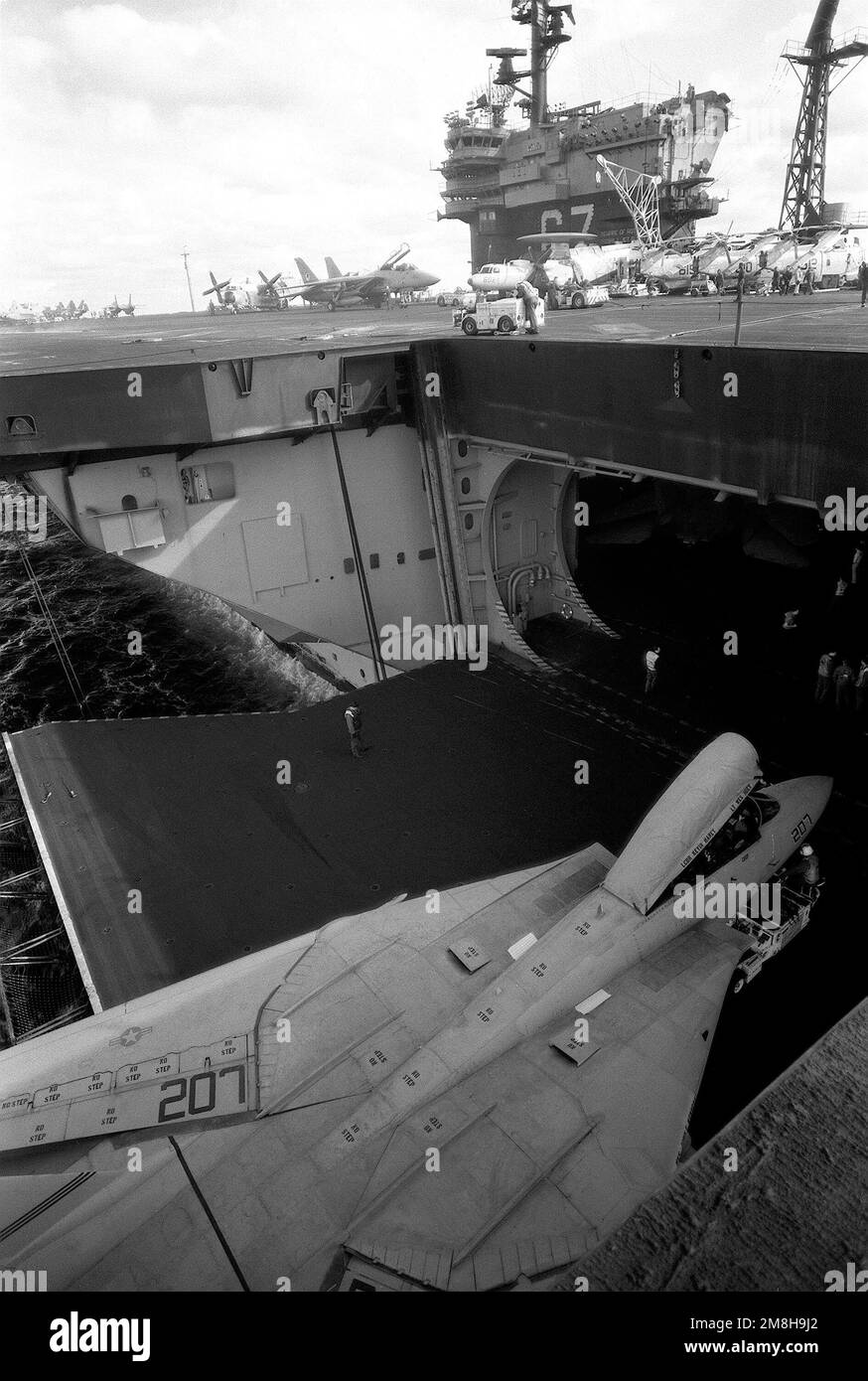 Ein Flugzeug der Fighter Squadron 32 (VF-32) F-14A Tomcat wird während ...