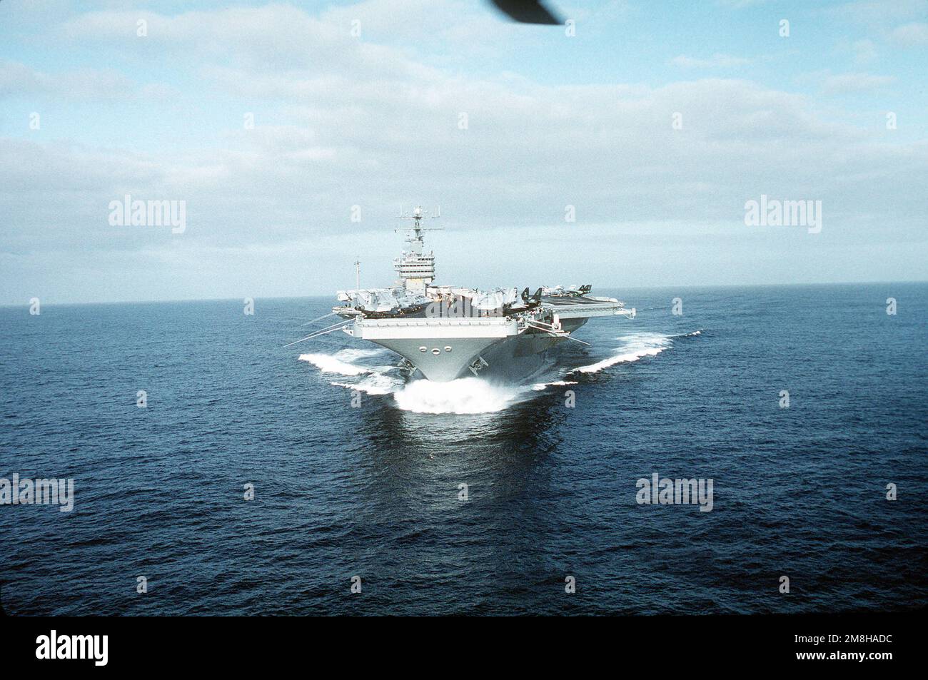 Bogenansicht des nuklearbetriebenen Flugzeugträgers USS THEODORE ...