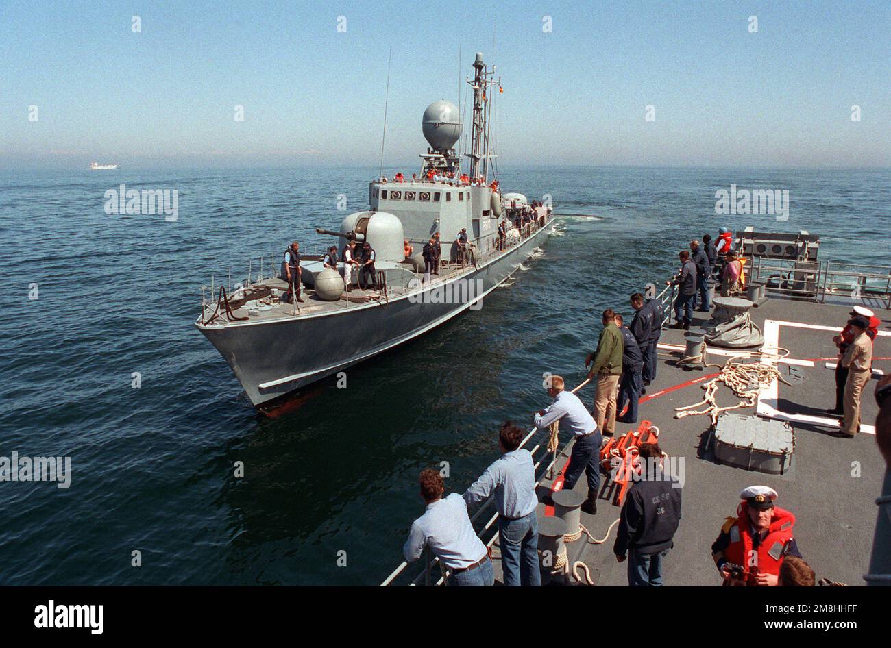 Das deutsche Schnellangriffsfahrzeug FGS FALKE (P-6112) nähert sich der ...