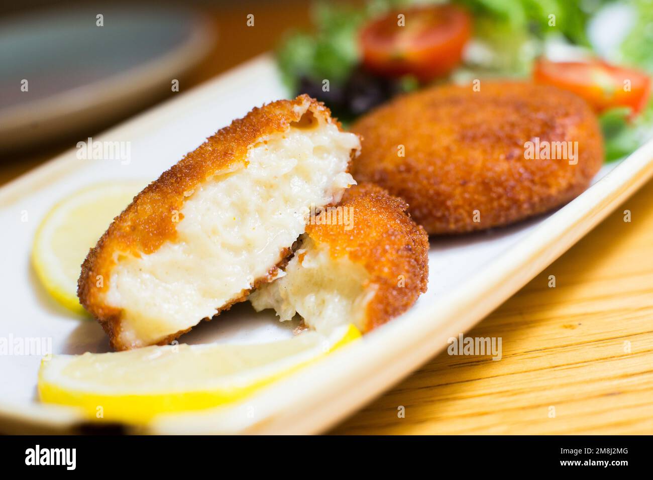 Spanische Kroketten. Die Krokette ist eine Portion Teig, der aus einer ...