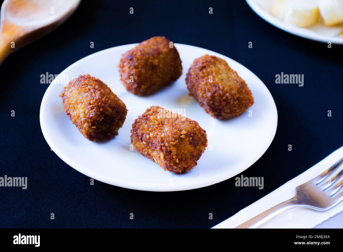 Spanische Kroketten. Die Krokette ist eine Portion Teig, der aus einer ...