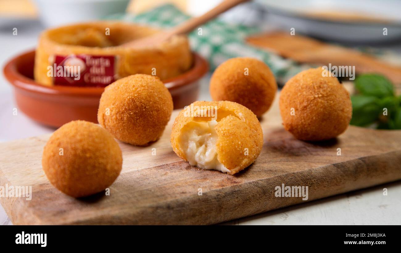Käsekroketten. Die Krokette ist eine Portion Teig, der aus einer ...