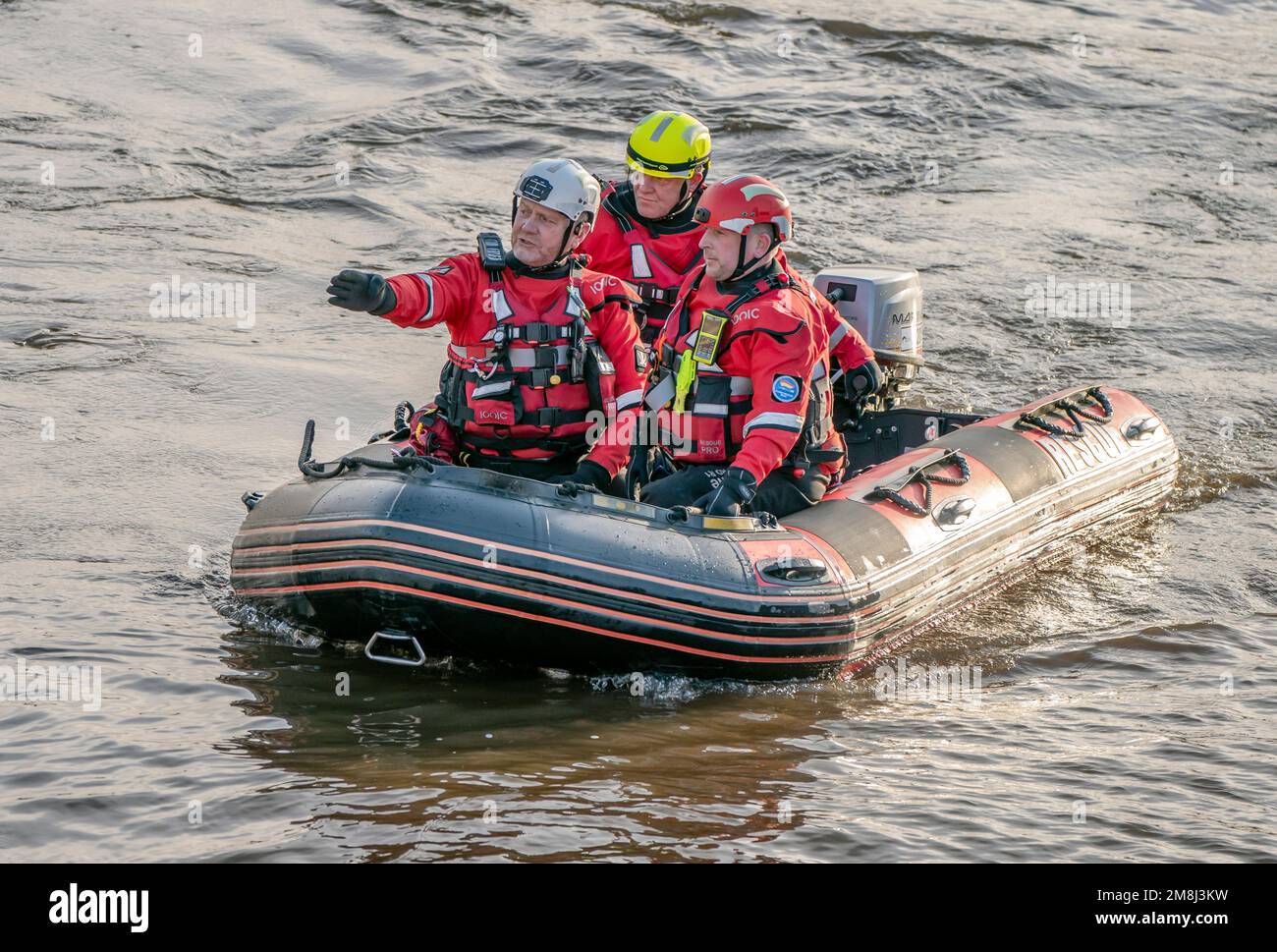 Rettungskräfte benutzen ein Boot, um durch das Hochwasser im Zentrum von York zu navigieren ...