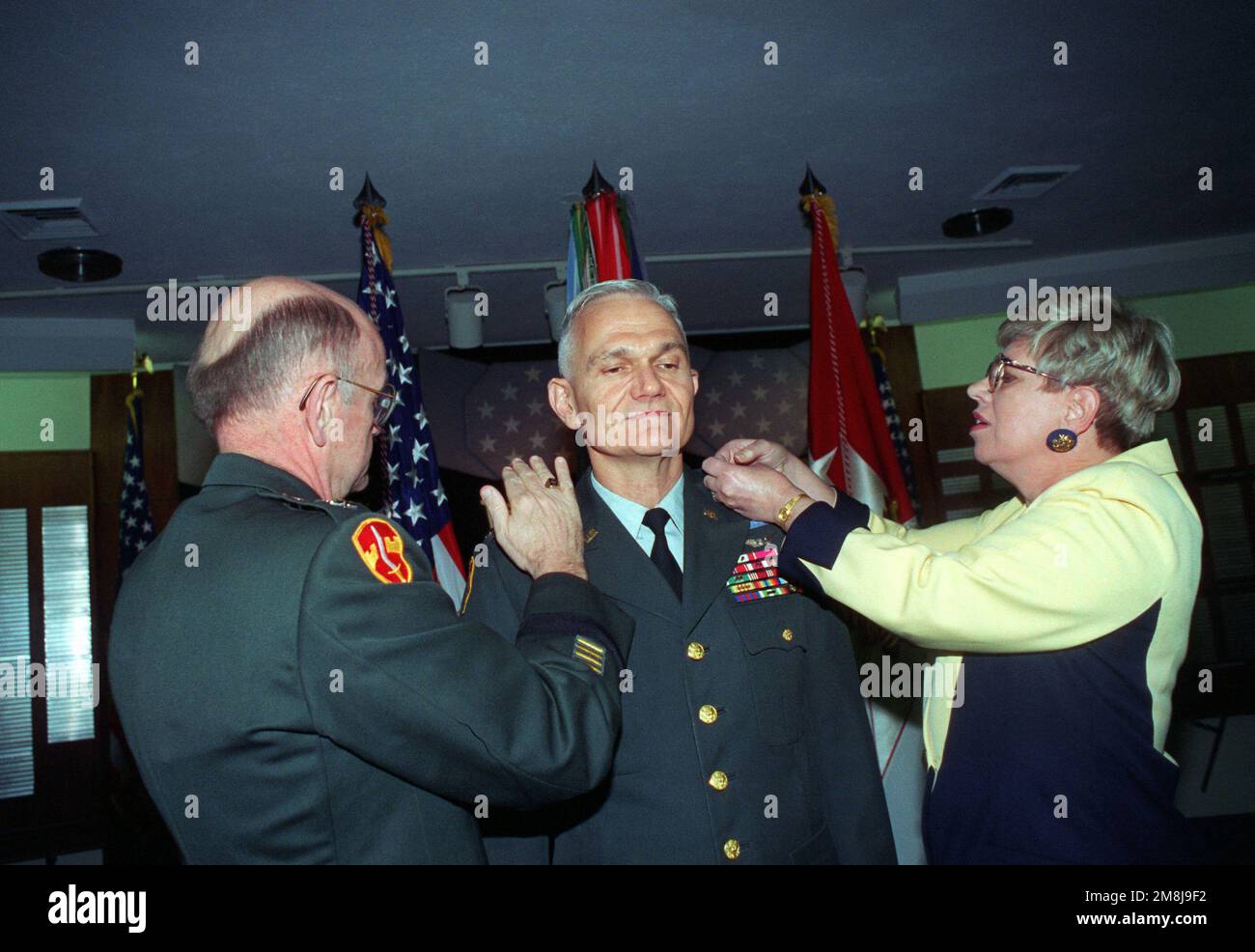 GENERAL Gordon R. Sullivan (links), STABSCHEF der Armee, befördert LGEN ...
