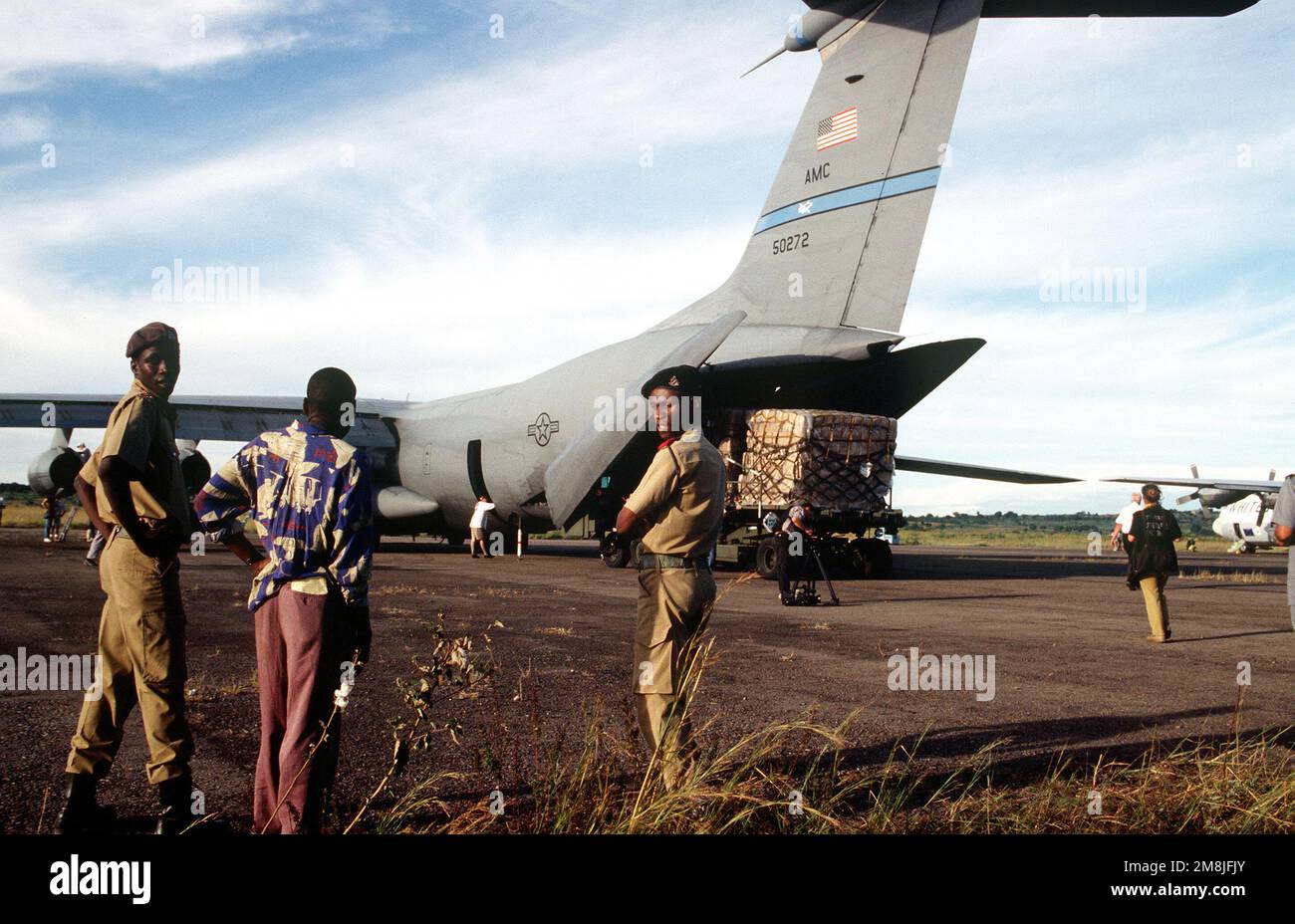 Örtliches Militär und Mitglieder der Gemeinde beobachten, wie Vorräte ...